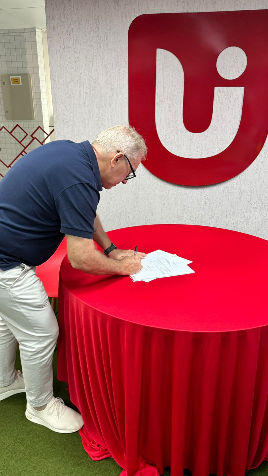 Agência Antares celebra seus 36 anos com doação de livros para curso de ...